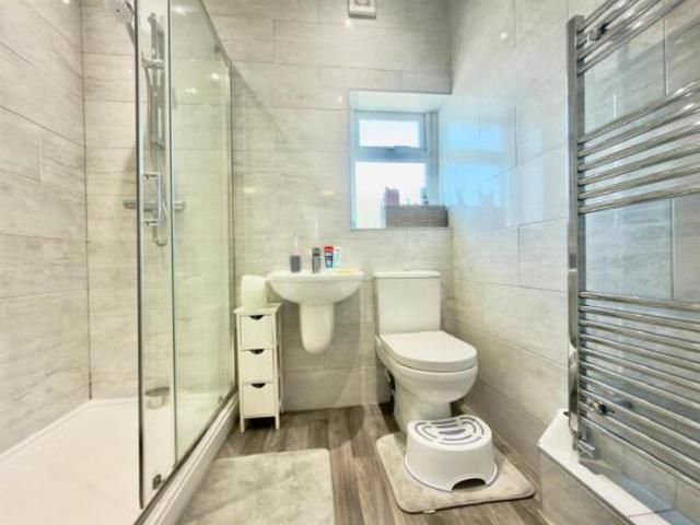 3 bedroom terraced house for rent in Oakroyd Mount, Stanningley, Pudsey, LS28