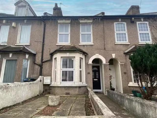 3 bedroom terraced house for rent in Old Road West, Gravesend.