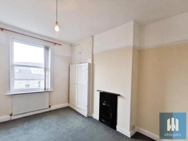 3 bedroom terraced house for rent in Osborne Road, Birkby, Huddersfield, HD1
