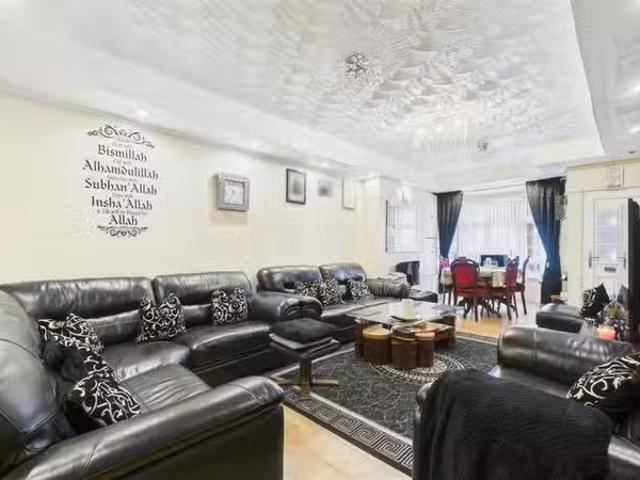 3 bedroom terraced house for rent in Osborne Road, West Bromwi.