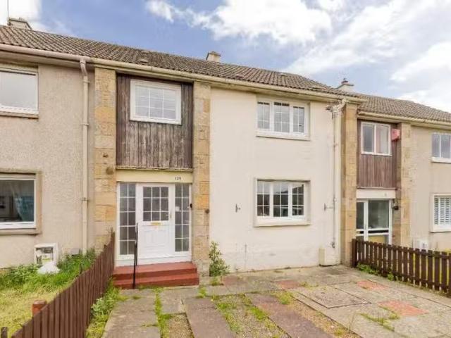 3 bedroom terraced house for rent in Oxgangs Road North, Oxgan.