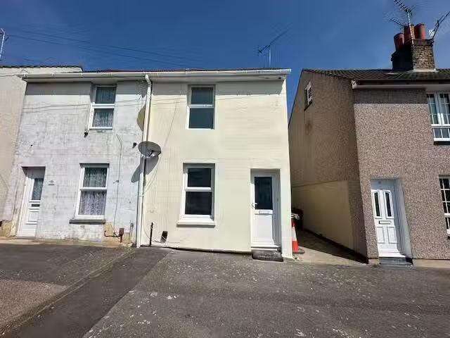 3 bedroom terraced house for rent in Lower Range Road, Gravese.