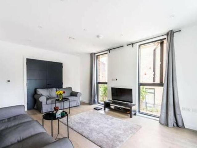 3 Bedroom Terraced House For Rent In London