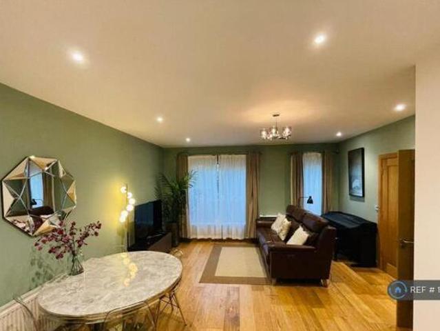 3 Bedroom Terraced House For Rent In London