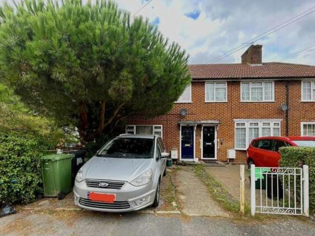 3 Bedroom Terraced House For Rent In London