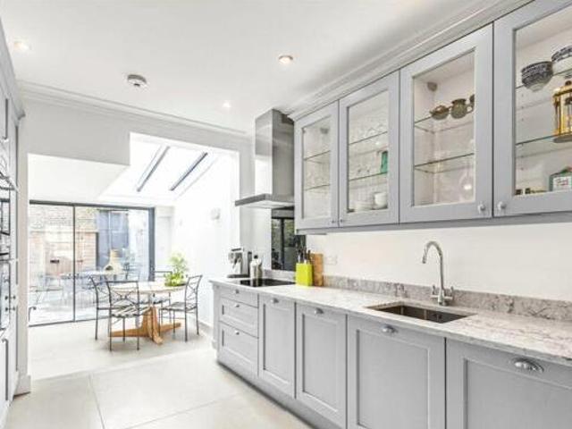 3 Bedroom Terraced House For Rent In London