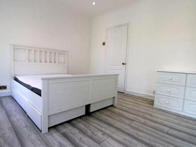3 Bedroom Terraced House For Rent In London