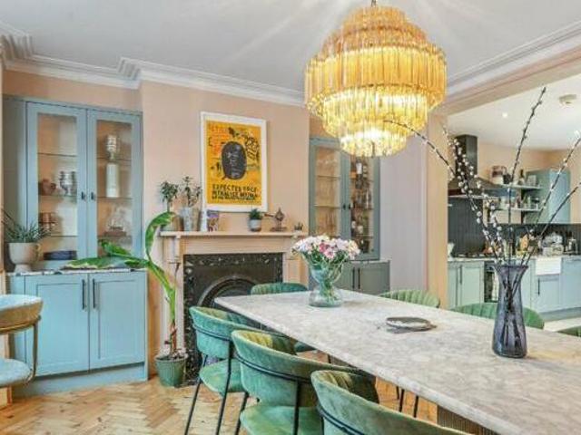 3 Bedroom Terraced House For Rent In London