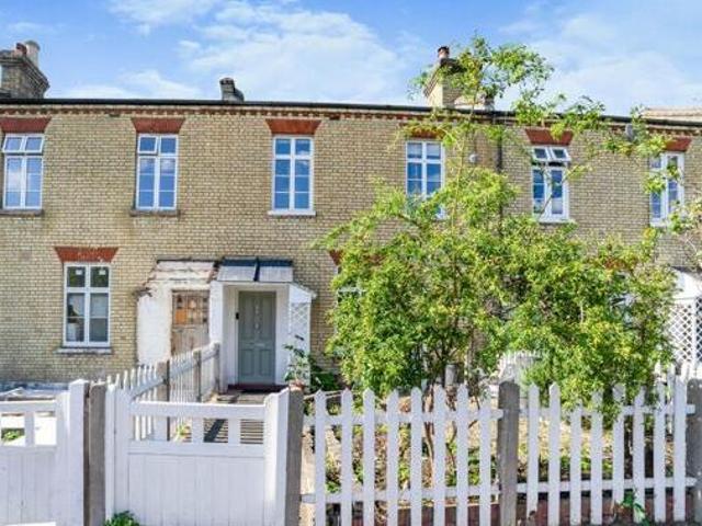 3 Bedroom Terraced House For Rent In London