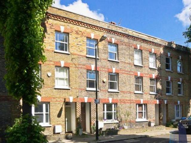 3 Bedroom Terraced House For Rent In London