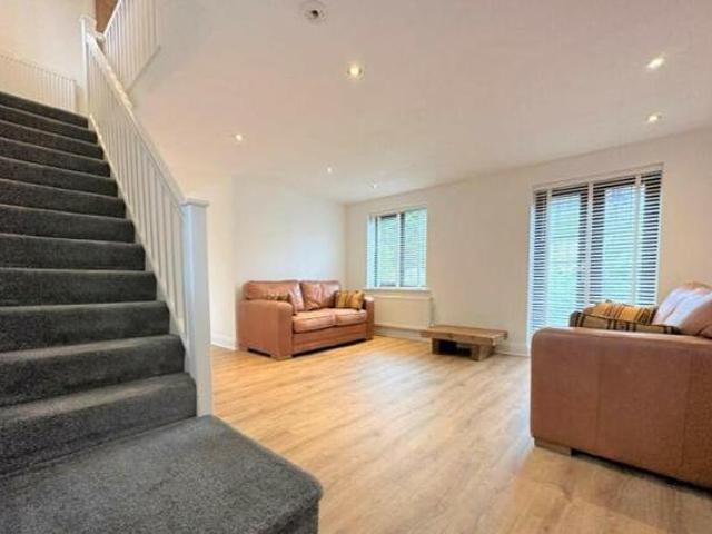 3 Bedroom Terraced House For Rent In London