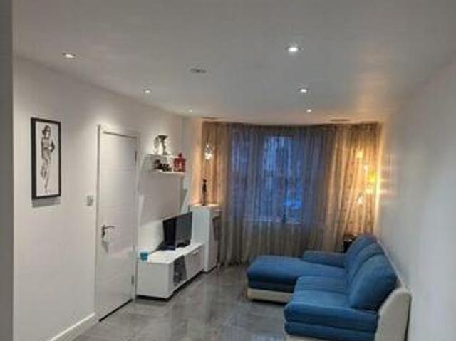 3 Bedroom Terraced House For Rent In London