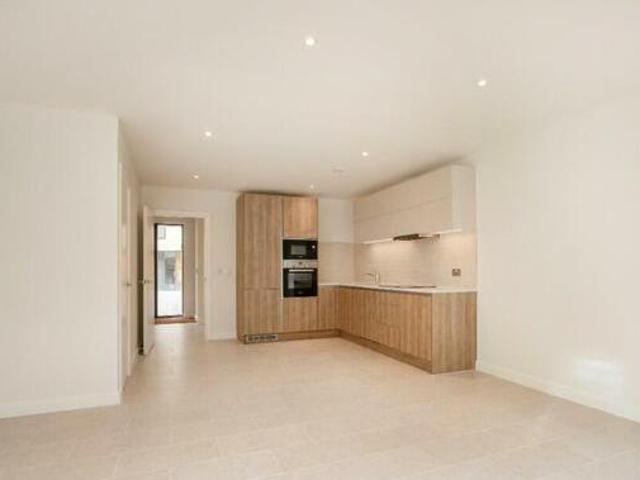 3 Bedroom Terraced House For Rent In London