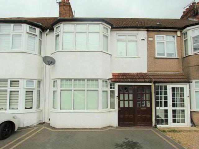 3 Bedroom Terraced House For Rent In London