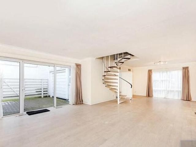 3 Bedroom Terraced House For Rent In London