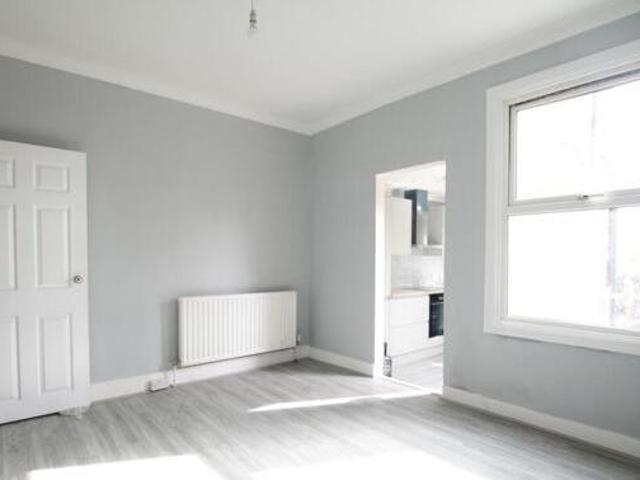 3 Bedroom Terraced House For Rent In London