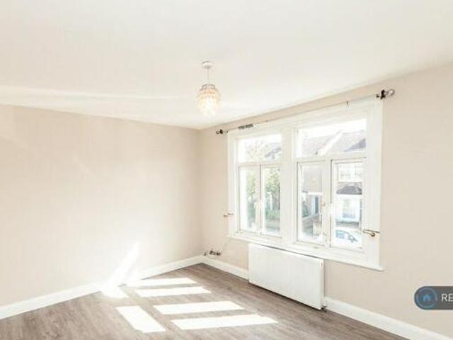 3 Bedroom Terraced House For Rent In London