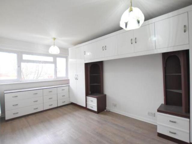 3 bedroom terraced house for rent in Lake Road, Romford, RM6