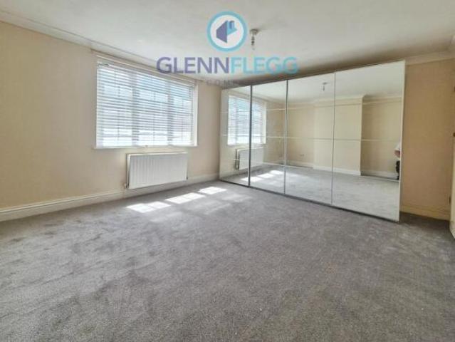 3 bedroom terraced house for rent in Langley Road, SL3