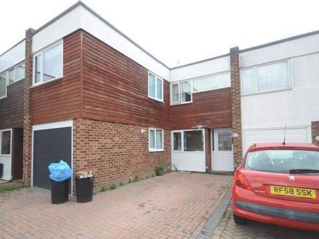 3 bedroom terraced house for rent in Leyburn Close Woodley RG5