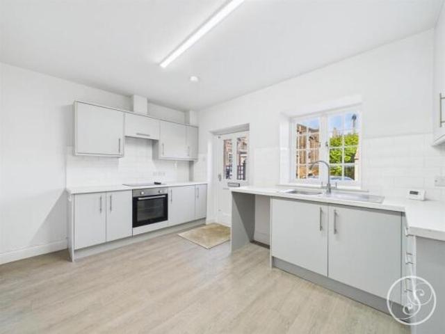 3 bedroom terraced house for rent in Leeds Road, Harewood, LS17