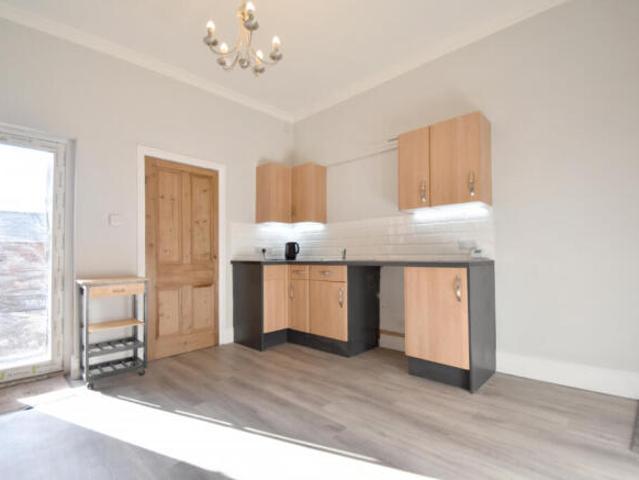 3 bedroom terraced house for rent in Leeds Road, Kippax, Leeds, LS25