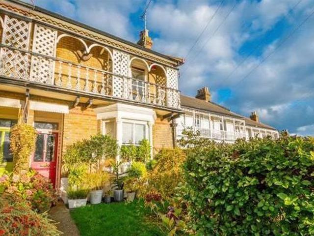3 bedroom terraced house for rent in Leigh Hill Leighonsea Essex SS9