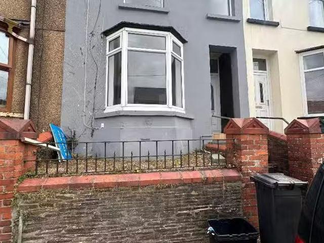 3 bedroom terraced house for rent in Leigh Terrace, Quakers Ya.