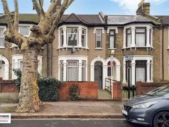 3 bedroom terraced house for rent in Little Ilford Lane, Manor.
