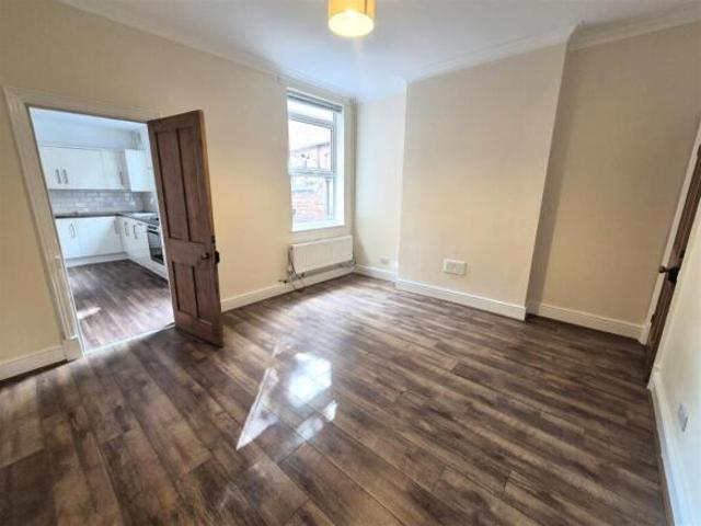 3 bedroom terraced house for rent in Lytton Road, Clarendon Park, LE2