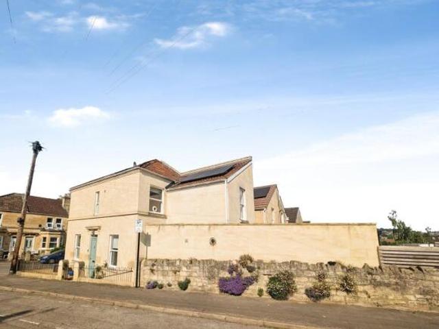 3 bedroom terraced house for rent in Lyndhurst Road, Bath, BA2