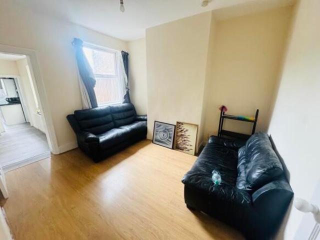 3 bedroom terraced house for rent in Lyndhurst Road, Luton, LU1
