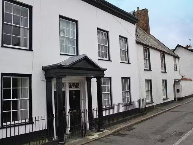 3 bedroom terraced house for rent in Monmouth Street, Topsham.