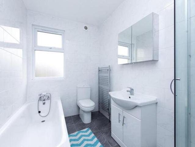 3 bedroom terraced house for rent in Morland Road, London, E17