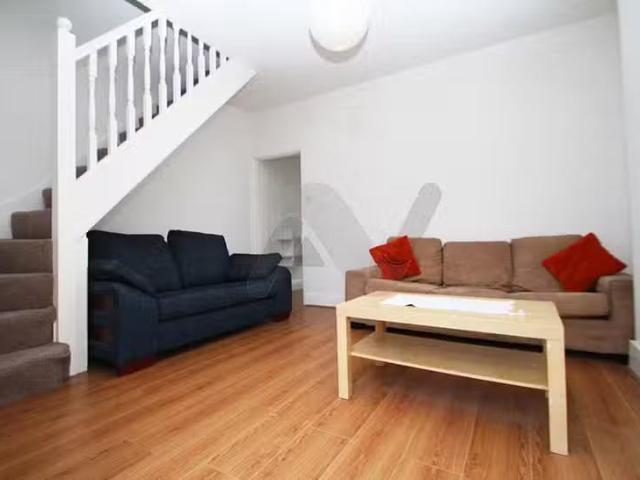 3 bedroom terraced house for rent in Morley Avenue, London, N2.