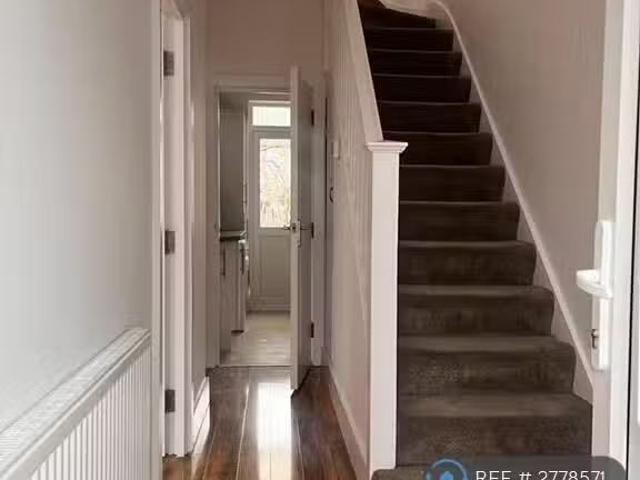 3 bedroom terraced house for rent in Mortlake Road, Ilford, IG1