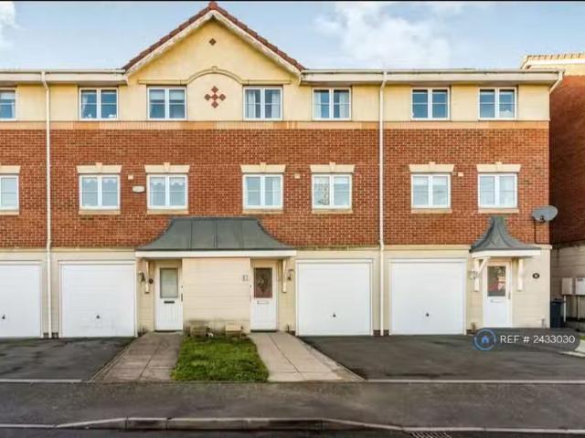 3 bedroom terraced house for rent in Macdonald Close, Oldbury.