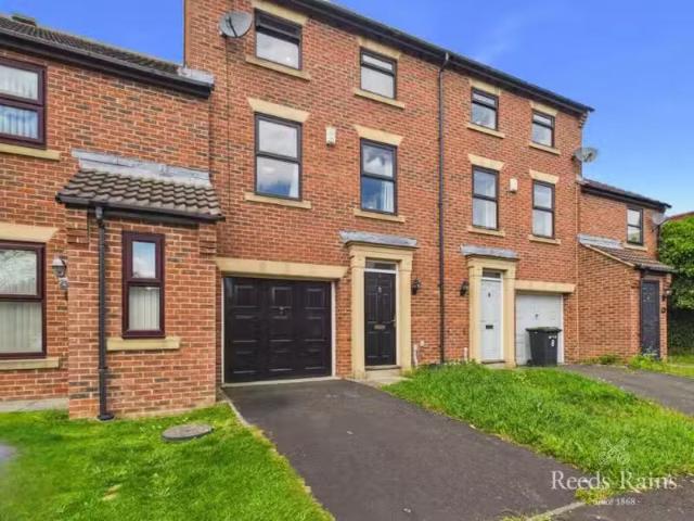 3 bedroom terraced house for rent in Mackintosh Court, Gilesga.