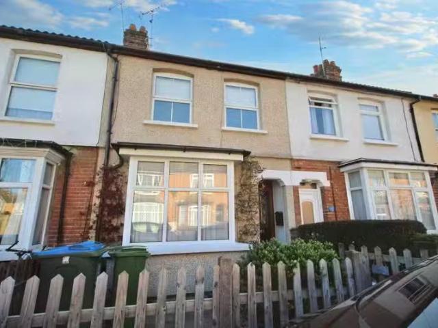 3 bedroom terraced house for rent in Madeley Road, Aylesbury.