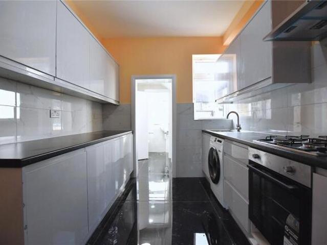 3 bedroom terraced house for rent in Malvern Road, Thornton Heath, CR7