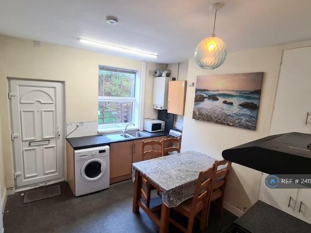 3 bedroom terraced house for rent in Manor Oaks Road, South Yorkshire, S2