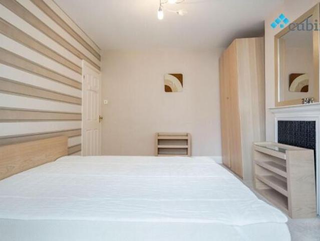 3 bedroom terraced house for rent in Manor Way, Mitcham, Surrey, CR4