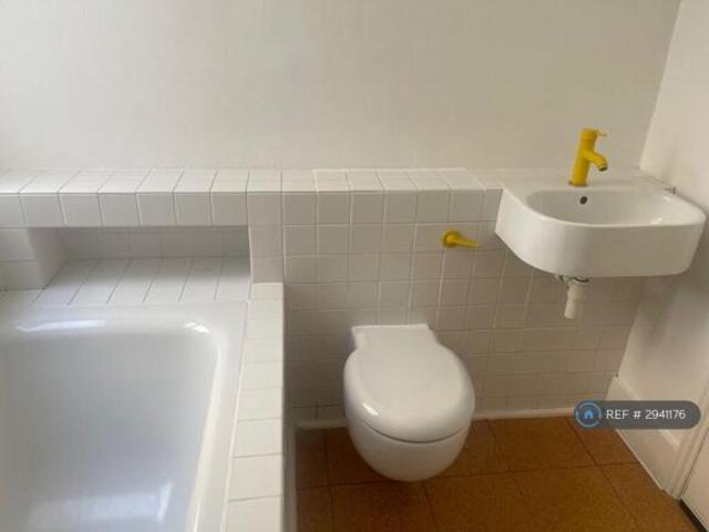 3 bedroom terraced house for rent in Mark Road, London, N22