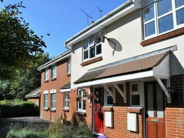 3 bedroom terraced house for rent in Meadow Bank Farnham GU9
