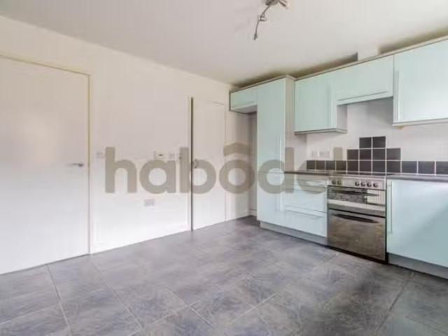 3 bedroom terraced house for rent in Mersey Walk, Tranmere, Bi.