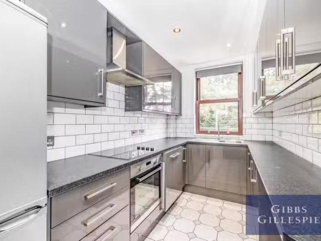 3 bedroom terraced house for rent in Merrows Close, Northwood.