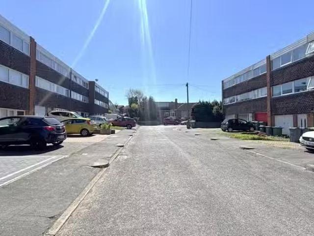 3 bedroom terraced house for rent in Merton Close, Oldbury, B68