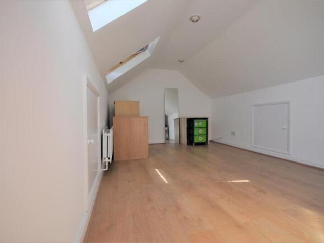 3 bedroom terraced house for rent in Milborough Crescent, London, SE12