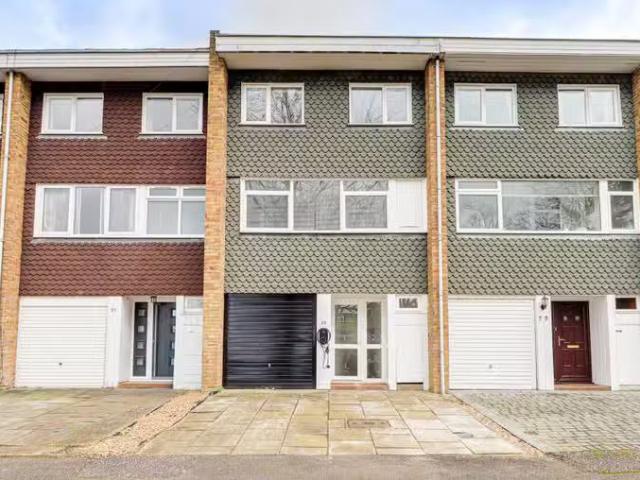 3 bedroom terraced house for rent in Milton Road, Harpenden, H.