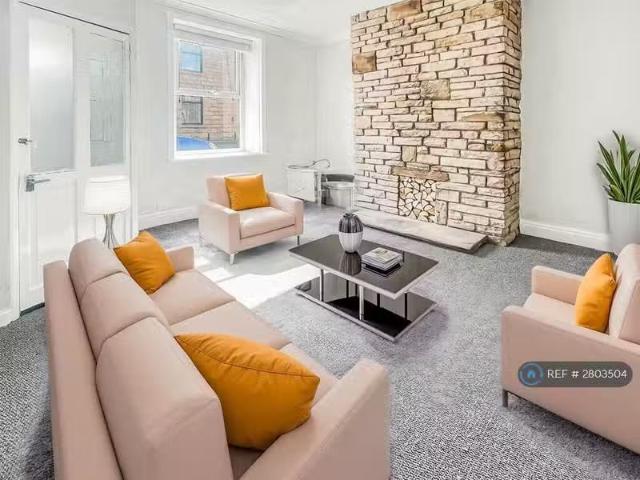 3 bedroom terraced house for rent in Milton Street, Oswaldtwis.